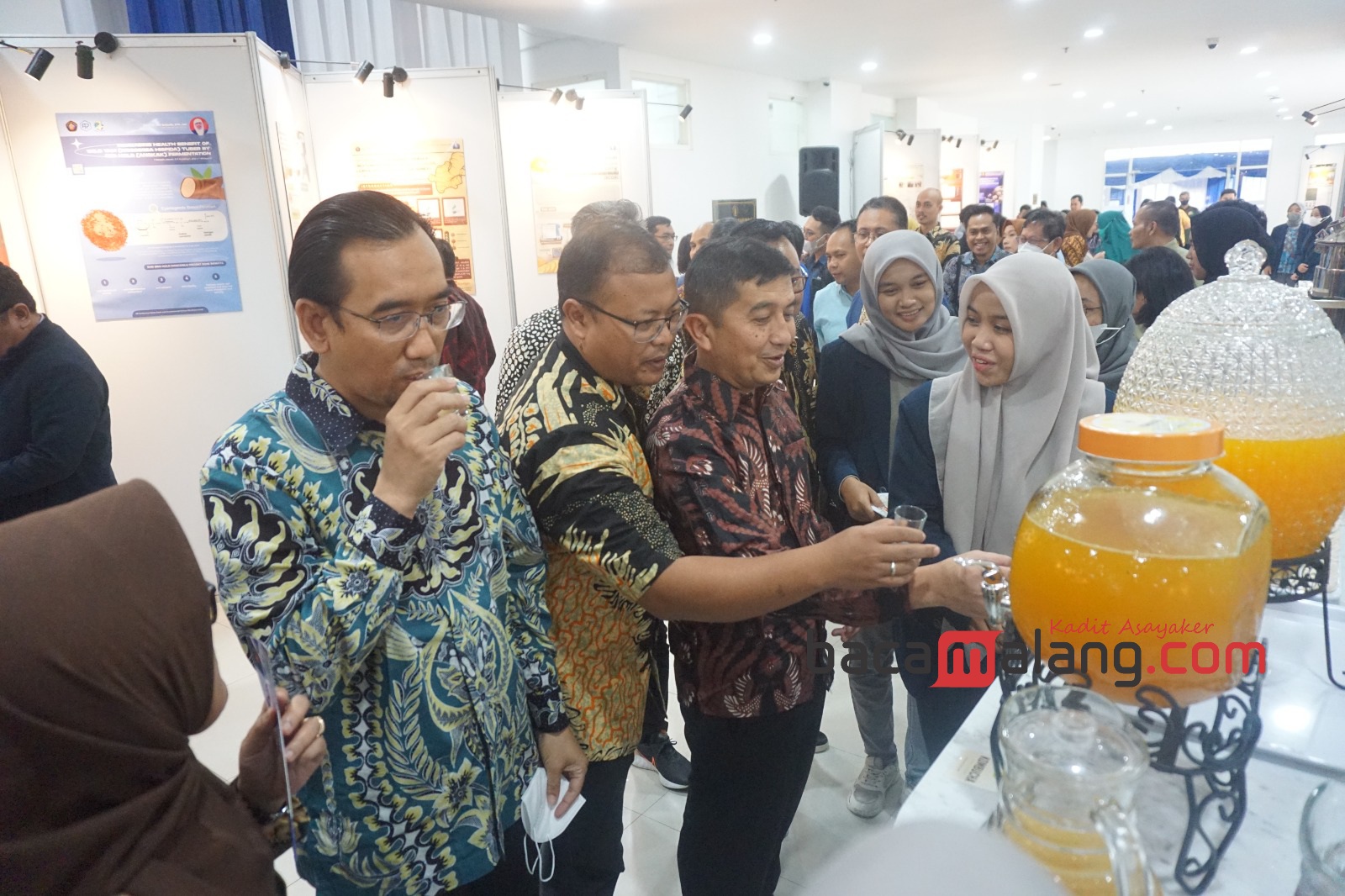 Rektor UB Prof Widodo mencoba minuman kombucha, didampingi Dekan FTP UB ...