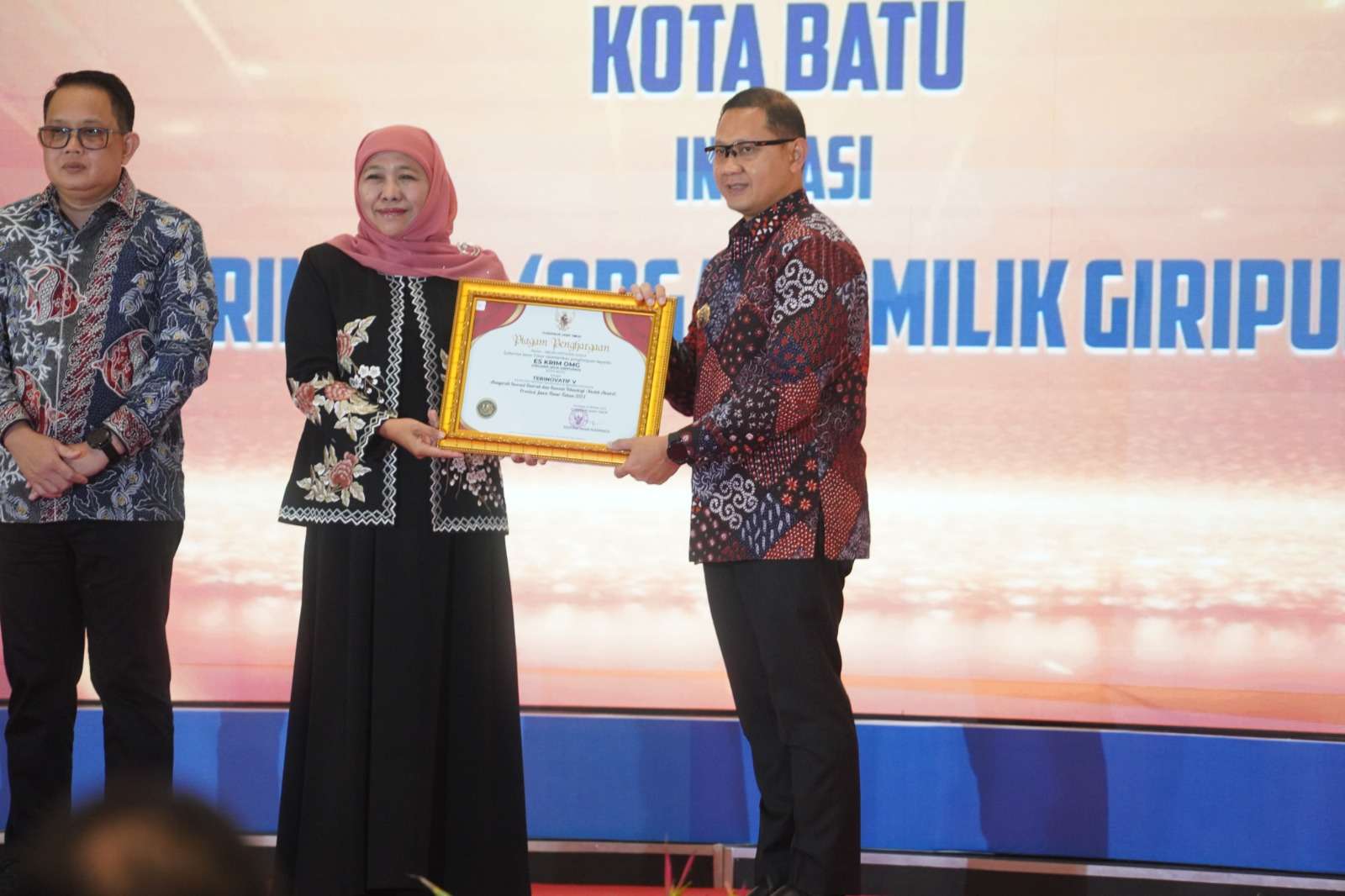 Pj. Wali Kota Batu Aries Agung Paewai, saat menerima 2 penghargaan ...