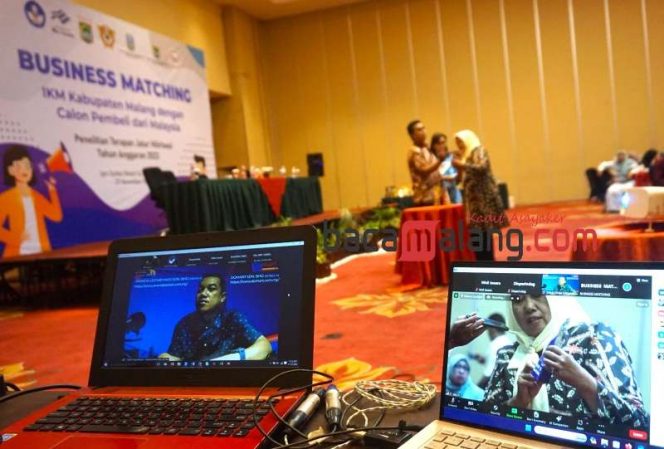 Sri Wahyuni, owner dari IKM Sri Tanjung saat presentasi produk ...