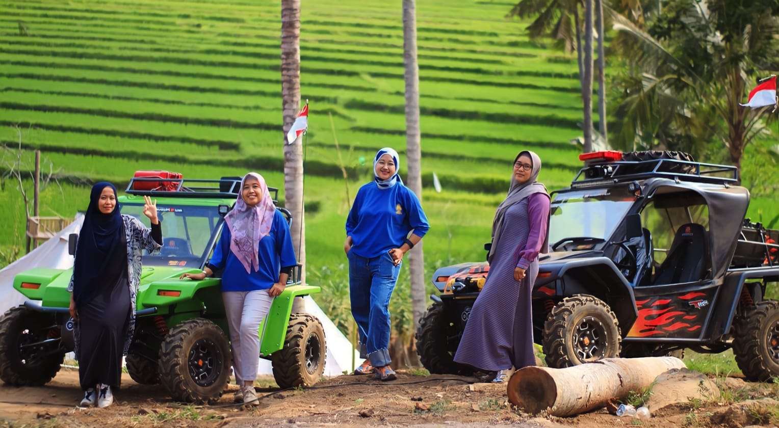 Manajemen Osing Wonderland berfoto bersama usai test drive Fin Komodo ...