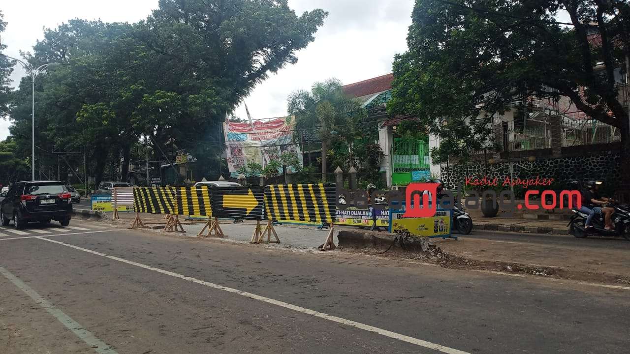 Jalan Ambrol di Jl. Bandung Kota Malang kembali bisa dilewati arus lalu ...