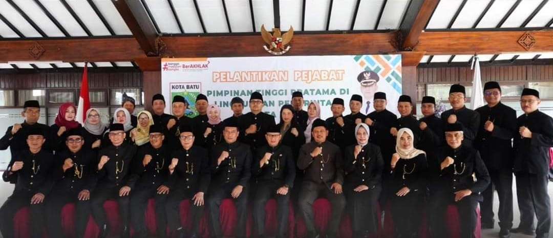 Pj. Wali Kota Batu Dr. Aries Agung Paewai, S.STP., M.M saat sesi foto bersama usai melantik 8 ...