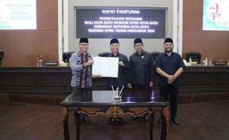 Pj. Wali Kota Batu Dr. Aries Agung Paewai, S.STP., M.M bersama Ketua DPRD Kota Batu Asmadi, SP ...