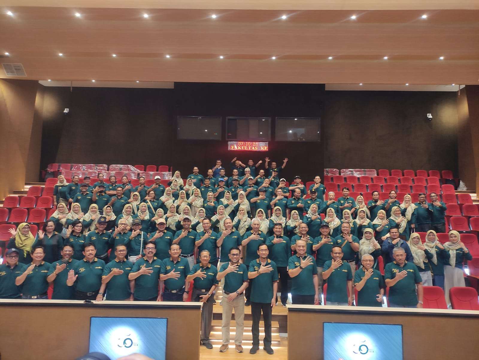 Foto bersama di dalam auditorium Fakultas Kedokteran Universitas ...