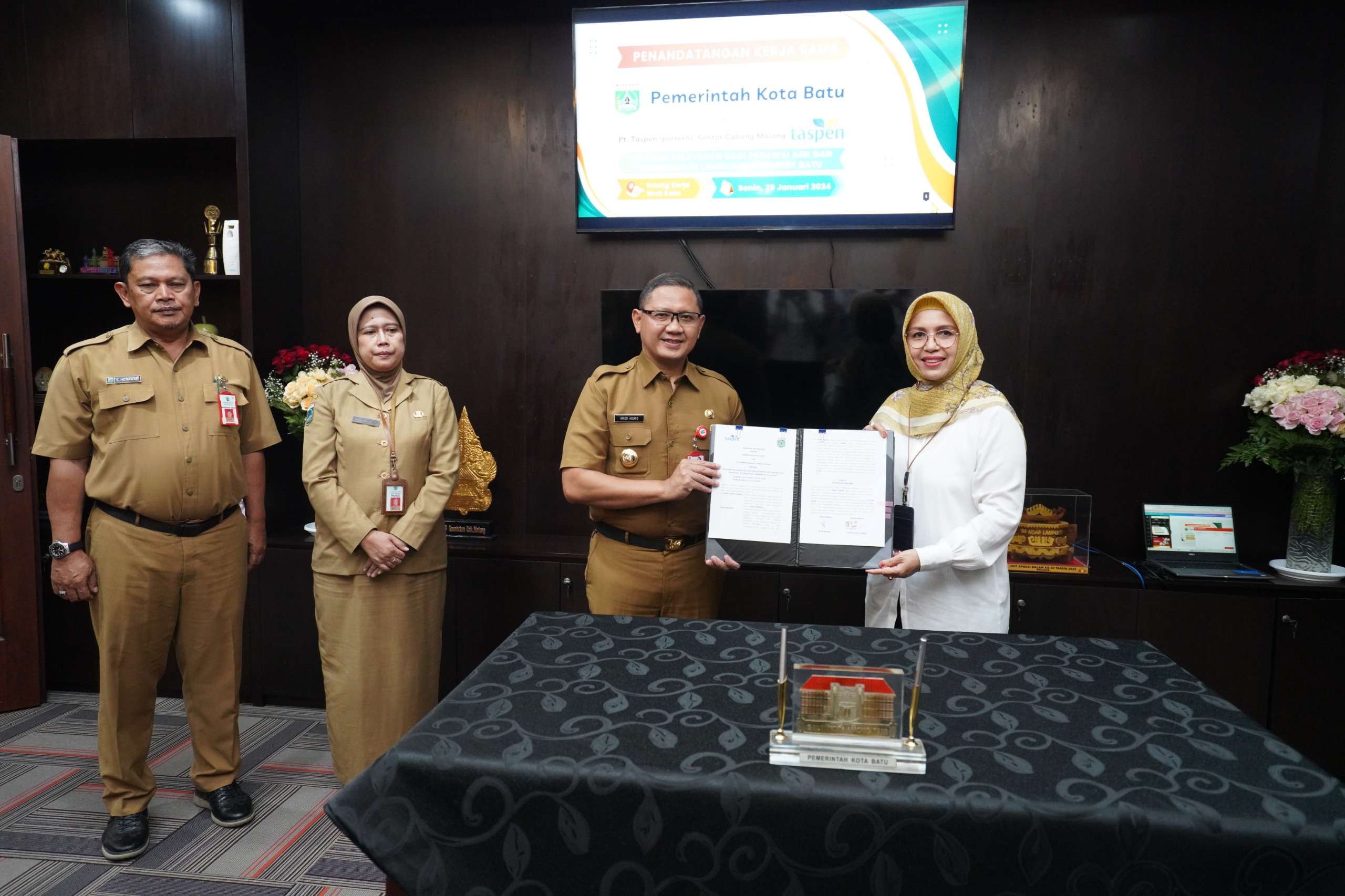 Pj. Wali Kota Batu Dr. Aries Agung Paewai, S.STP., M.M saat menunjukkan kerjasama dengan PT ...