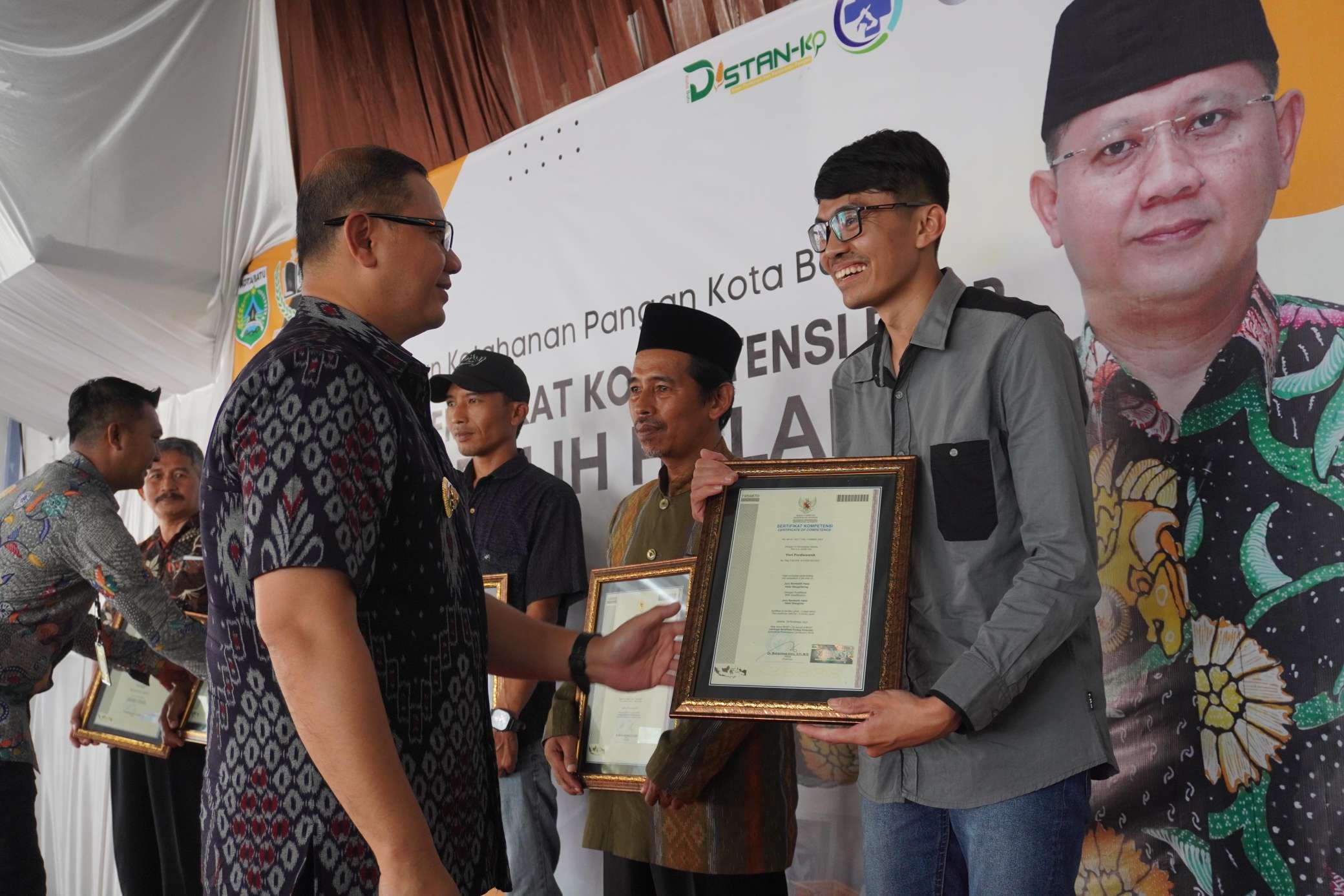Pj. Wali Kota Batu Dr. Aries Agung Paewai, S.STP., M.M saat menyerahkan Sertifikat Kompetensi ...