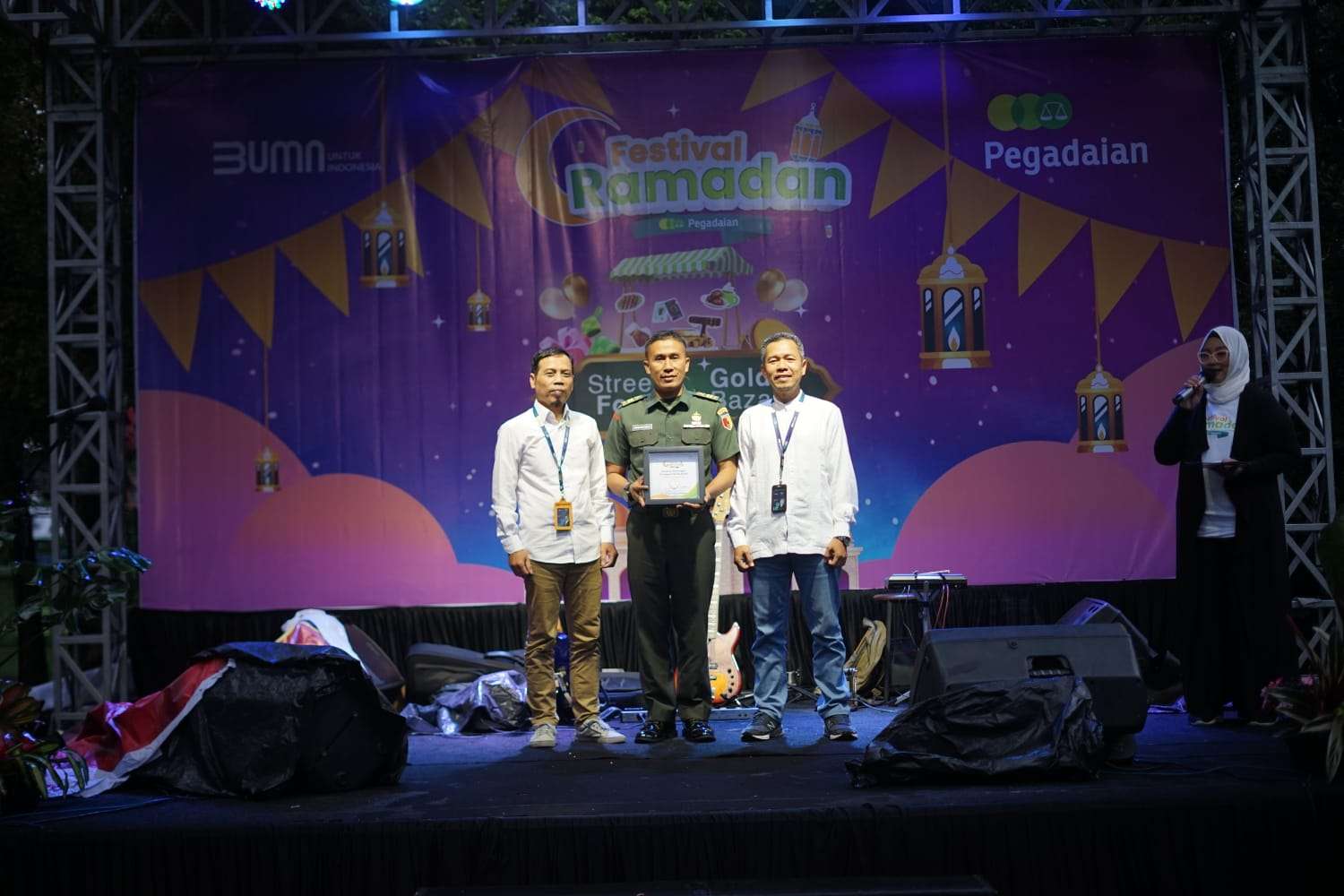 Deputy Bisnis Pegadaian Area Malang, Charles Samson, bersama Lettu Inf ...