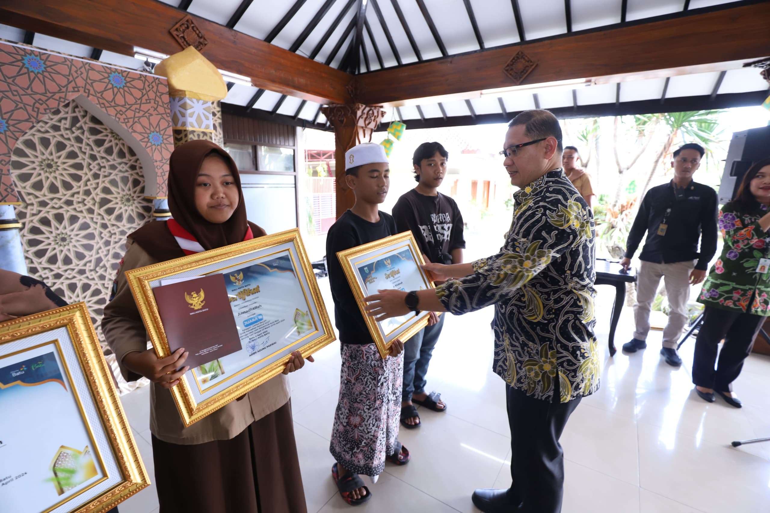 Pj. Wali Kota Batu DR. Aries Agung Paewai, S.STP., M.M saat menyerahkan Penghargaan Pemenang ...