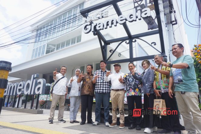 General Manager Regional Gramedia RY Sigit Hendarta (paling kiri), dan ...