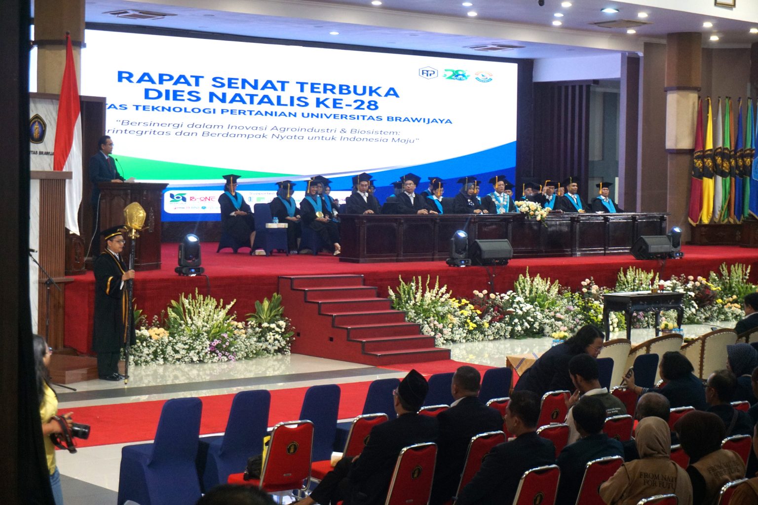 Rektor UB Prof. Widodo, M.Si, S.Si, PhD Med.Sc.,saat menyampaikan ...