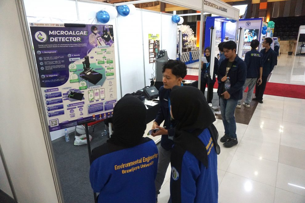 Rapat Senat Terbuka ini ini juga diisi showroom produk-produk FTP UB ...